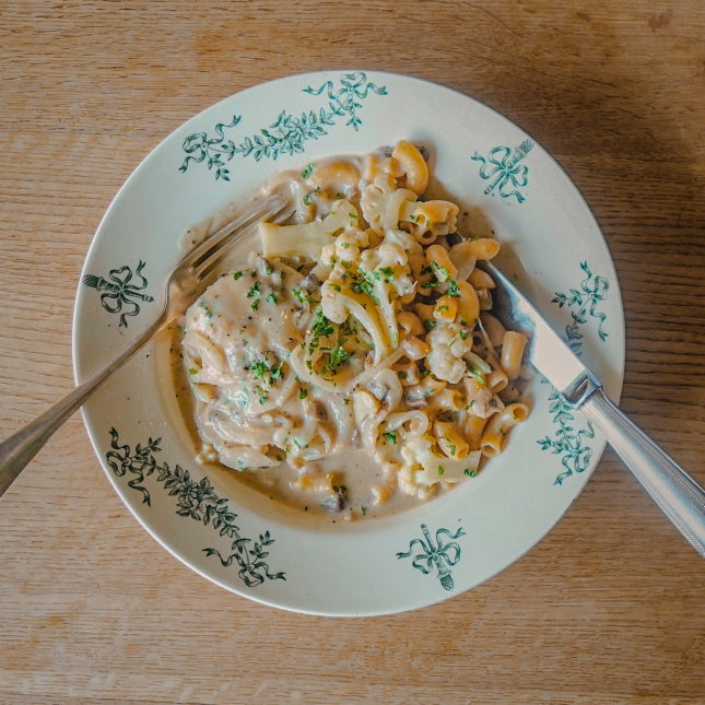 【料理家 ワタナベマキさん レシピ】鶏肉とマメロニのフリカッセ（WEB限定公開）の作り方・レシピ｜ZENB（ゼンブ）公式通販